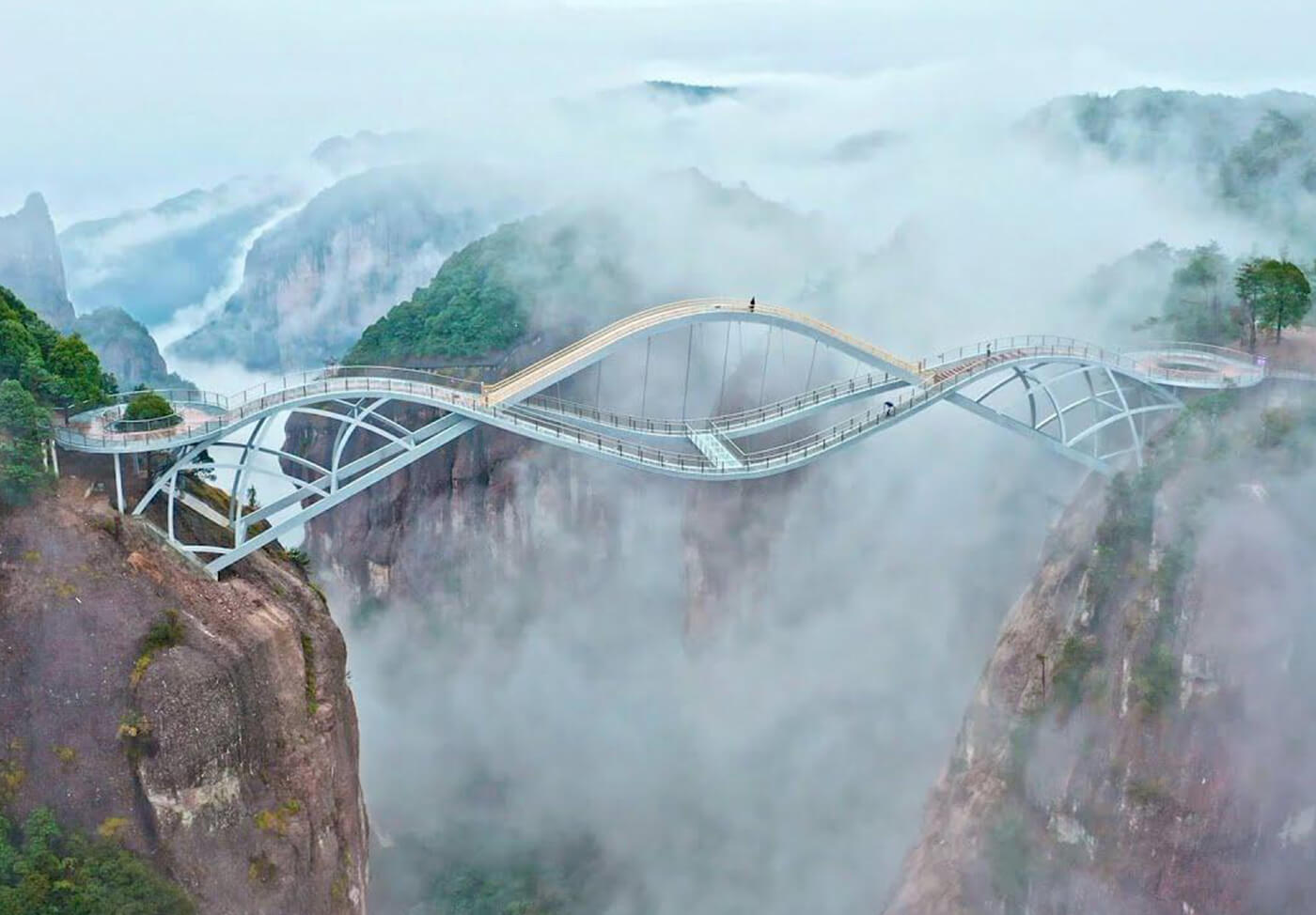 Ruyi bridge, the dizzying wave in the clouds